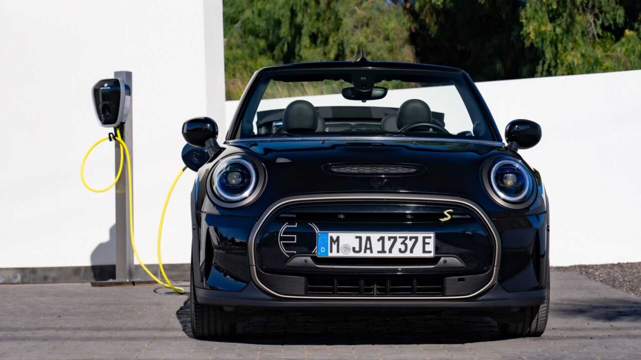 El Mini Cooper SE Convertible EV el primer Eléctrico descapotable de Mini