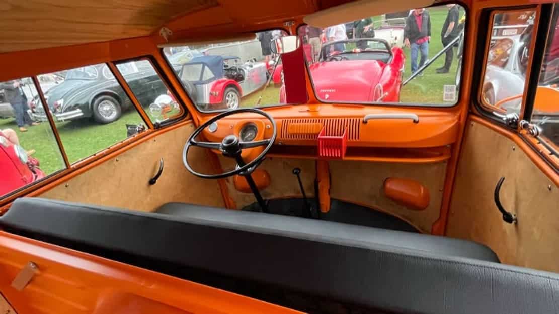 Este viejo Volkswagen Combi parece un tanque, en realidad es para ...