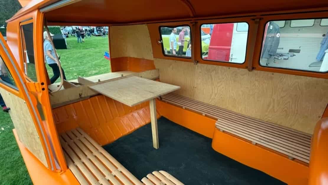 Este viejo Volkswagen Combi parece un tanque, en realidad es para ...