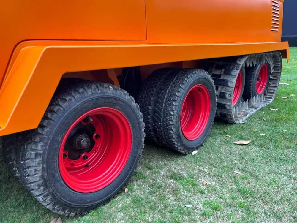 Este viejo Volkswagen Combi parece un tanque, en realidad es para ...