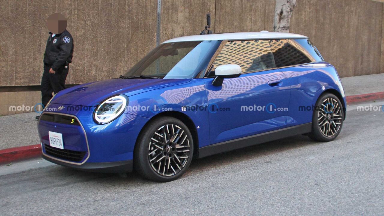 El Mini Cooper 2024 eléctrico sorprendido sin camuflaje en sesión ...