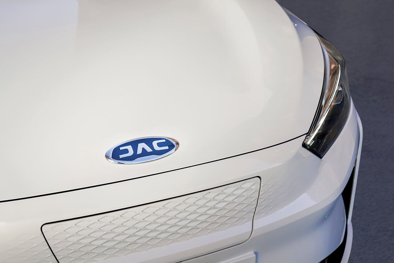 ᐅ JAC EJ7 Revoluciona El Mercado De Los Sedanes Eléctricos En El País