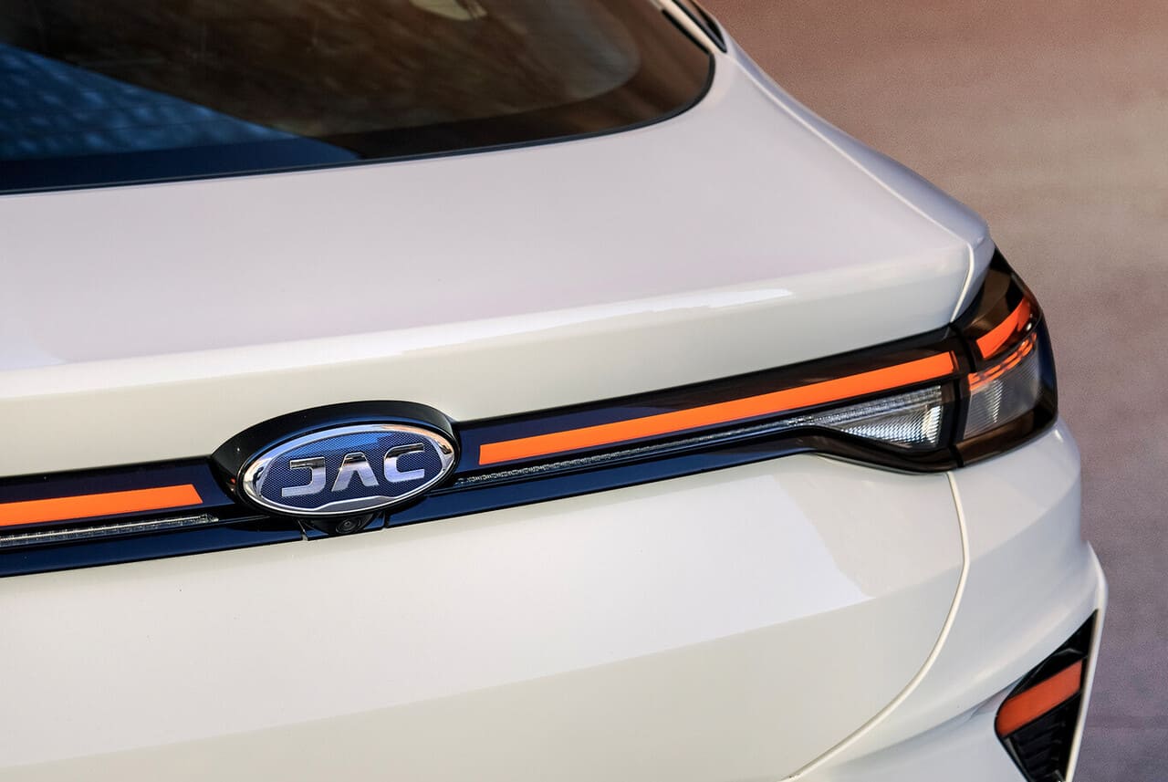 ᐅ JAC EJ7 Revoluciona El Mercado De Los Sedanes Eléctricos En El País