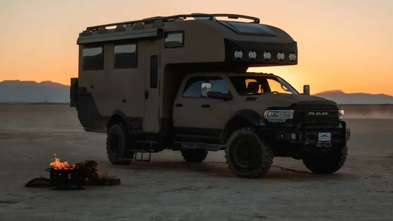 Storyteller Overland RAM 5500: Motorhome Basado en una Pick-Up RAM