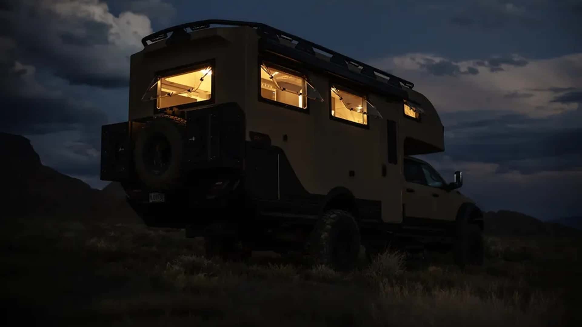Storyteller Overland RAM 5500: Motorhome Basado en una Pick-Up RAM