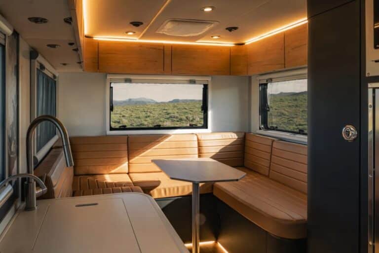 Storyteller Overland RAM 5500: Motorhome Basado en una Pick-Up RAM