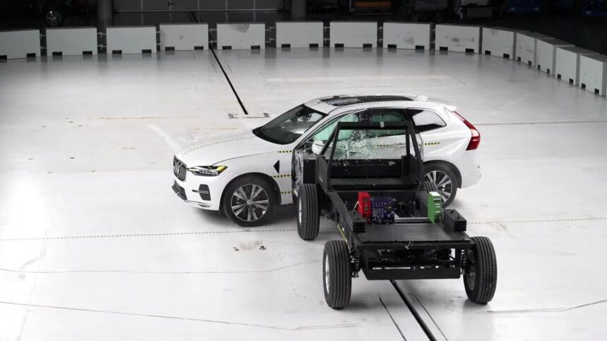 El Volvo XC60 2024: ¿El Gigante de la Seguridad Tropezó? con la IIHS +VIDEO