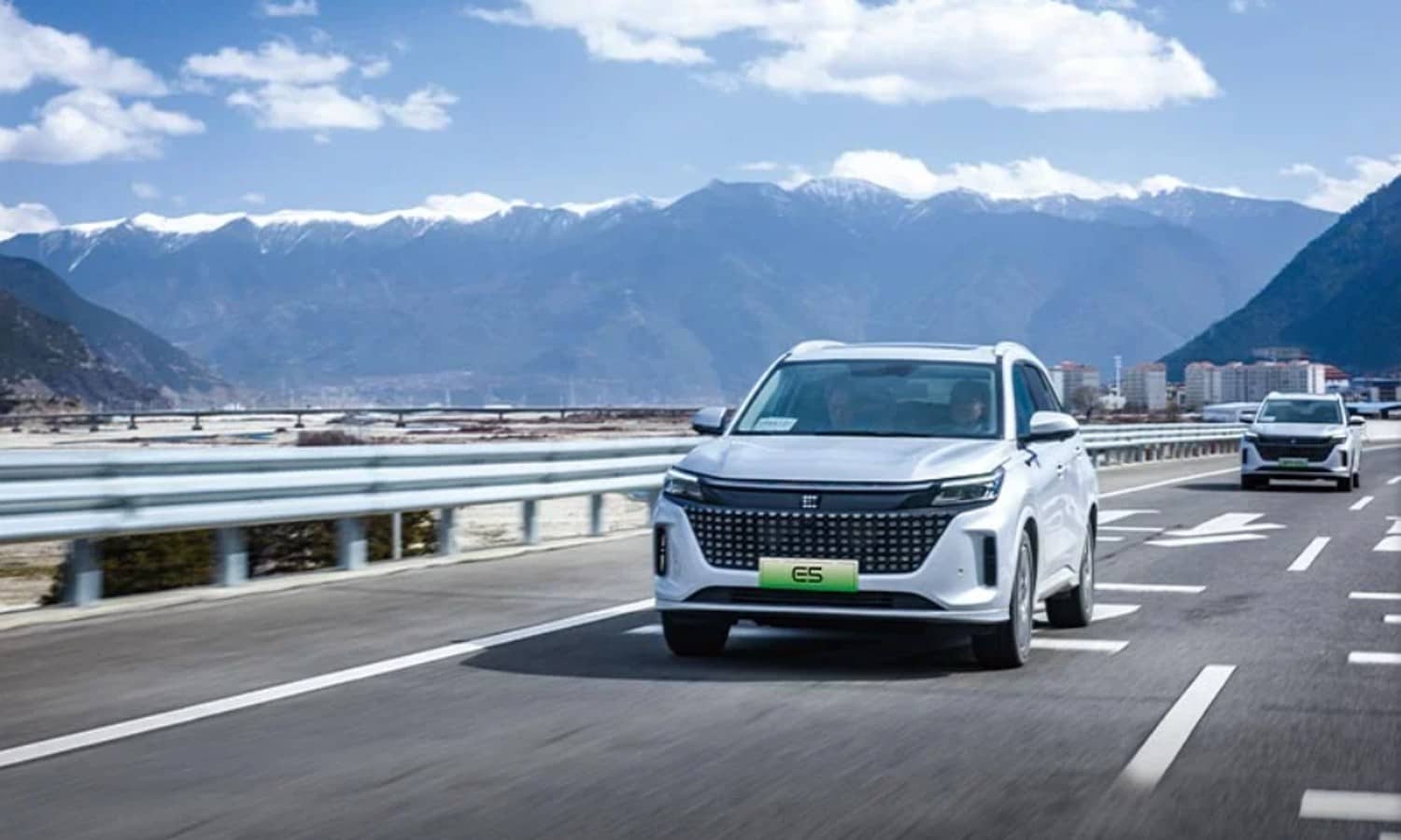 ᐅ DFSK E5: El SUV PHEV Con 7 Puestos Que Llegará Pronto