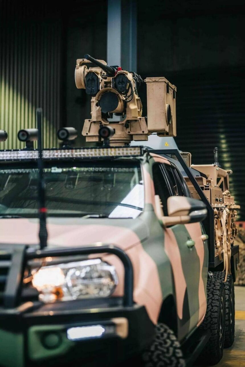 La Toyota Hilux se Transforma en un Camión Militar 6×6 Listo para el ...