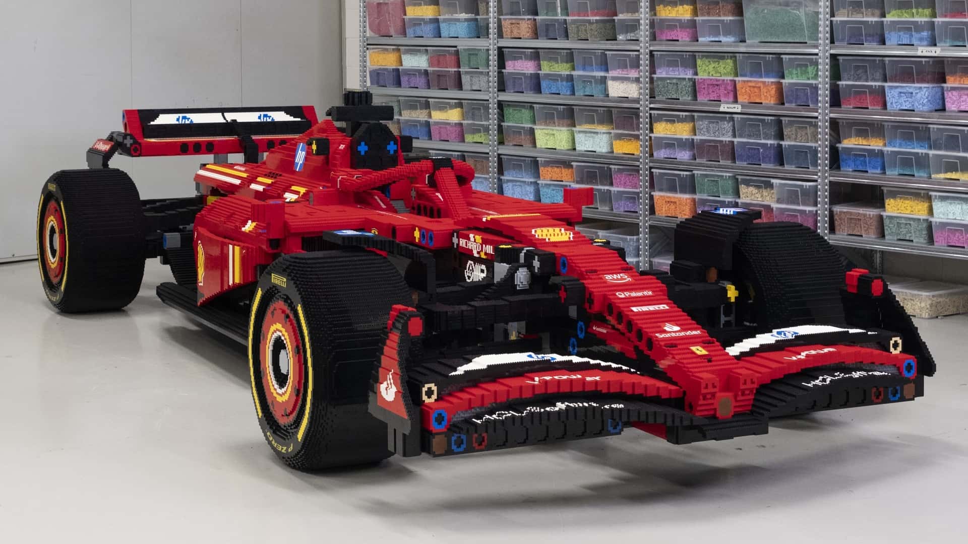 Lego Construye Una Réplica a Tamaño Real del Ferrari SF-24